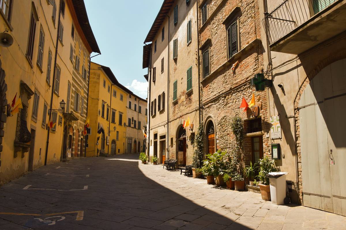 Video passeggiata nel borgo medievale di Lucignano | Borghi Toscana