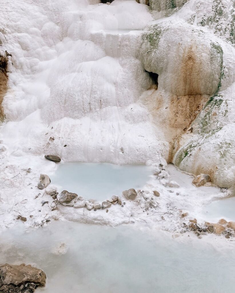 Il meraviglioso Fosso Bianco a Bagni di San Filippo | Borghi Toscana