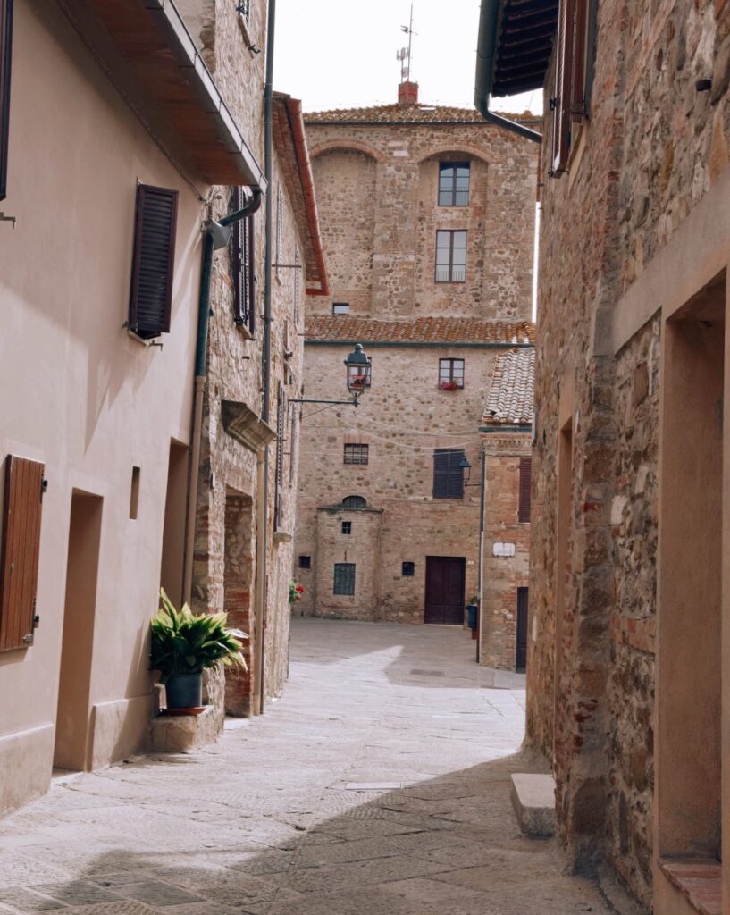 Contignano: cosa vedere e cosa fare in questo bel borgo in Val d'Orcia ...